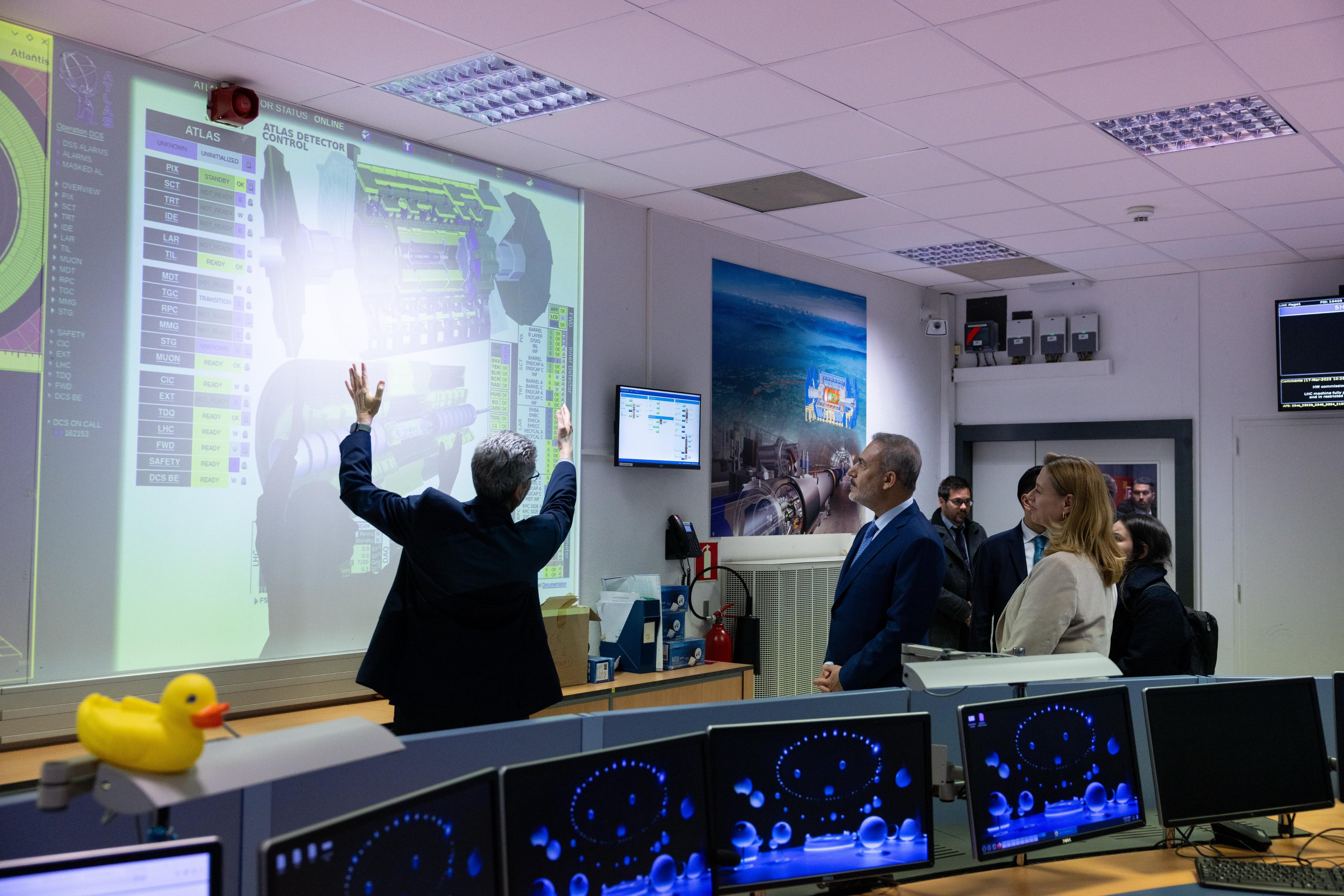 Minister of Foreign Affairs Hakan Fidan met with Turkish scientists and ...